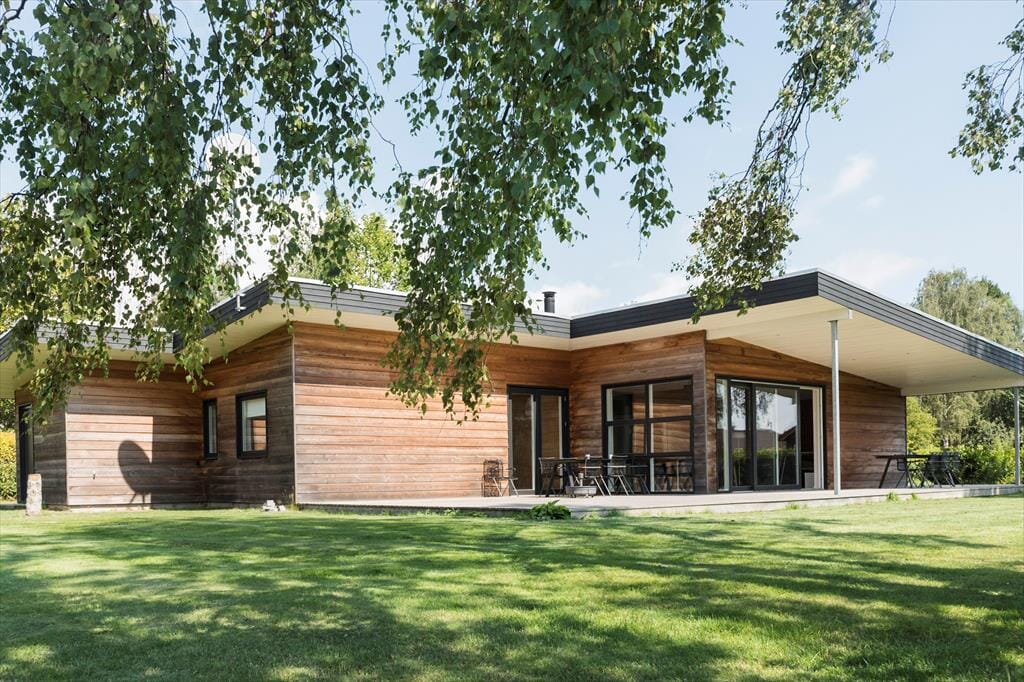 Moderne og velindrettet sommerhus med aktivitetsrum og fantastisk ...