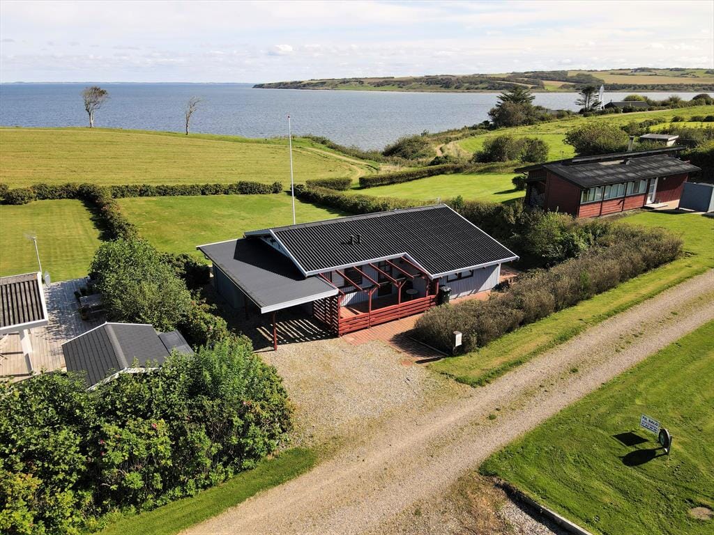 Sommerhus med udestue og fjordudsigt – kun 75 meter fra stranden