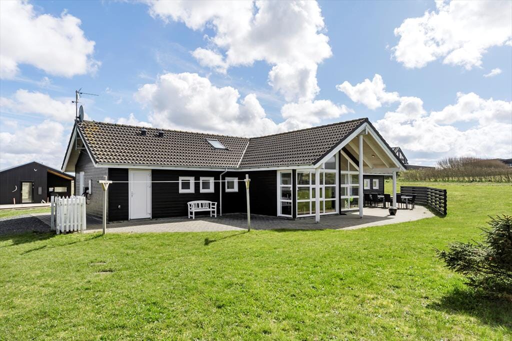 Stort og dejligt sommerhus med aktivitetsrum, spa og sauna