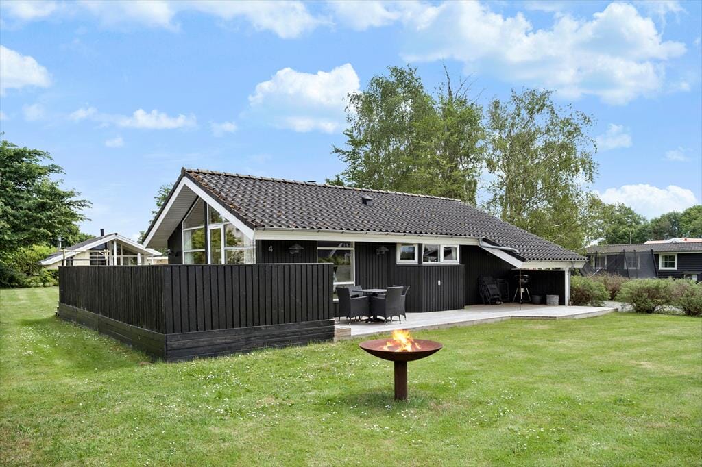 Moderne sommerhus med spa og sauna tæt ved stranden