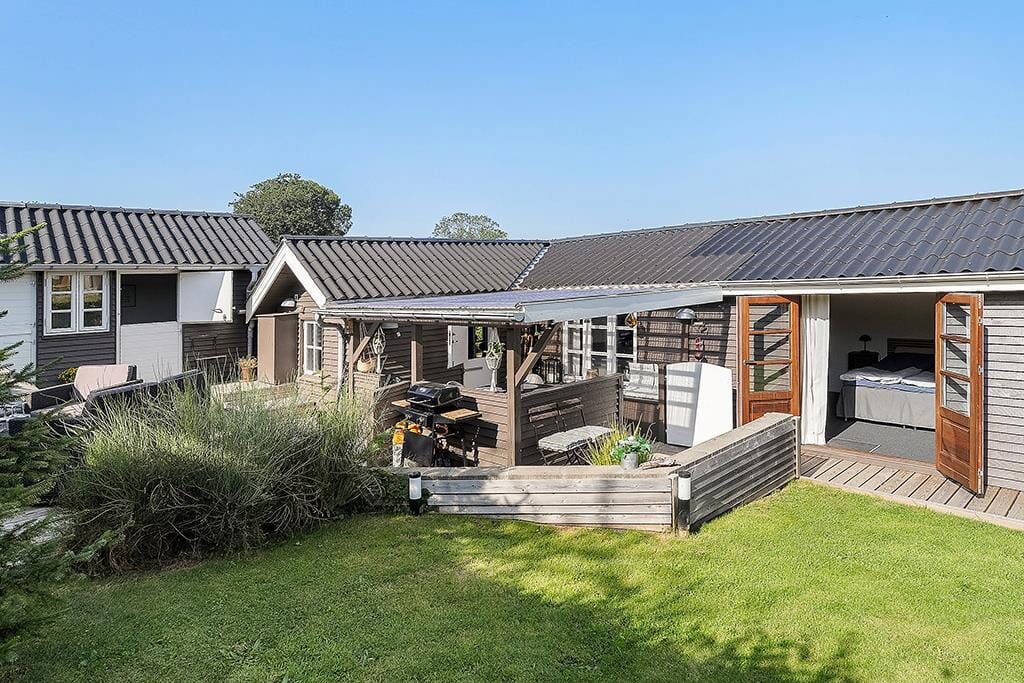 Hyggeligt sommerhus nær skov og strand med kig til vandet